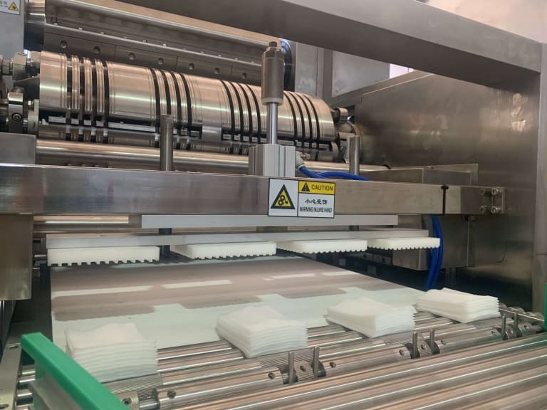 UT-FL4 Cross Fold Wet Wipes Machine for Mini Wipes Pack